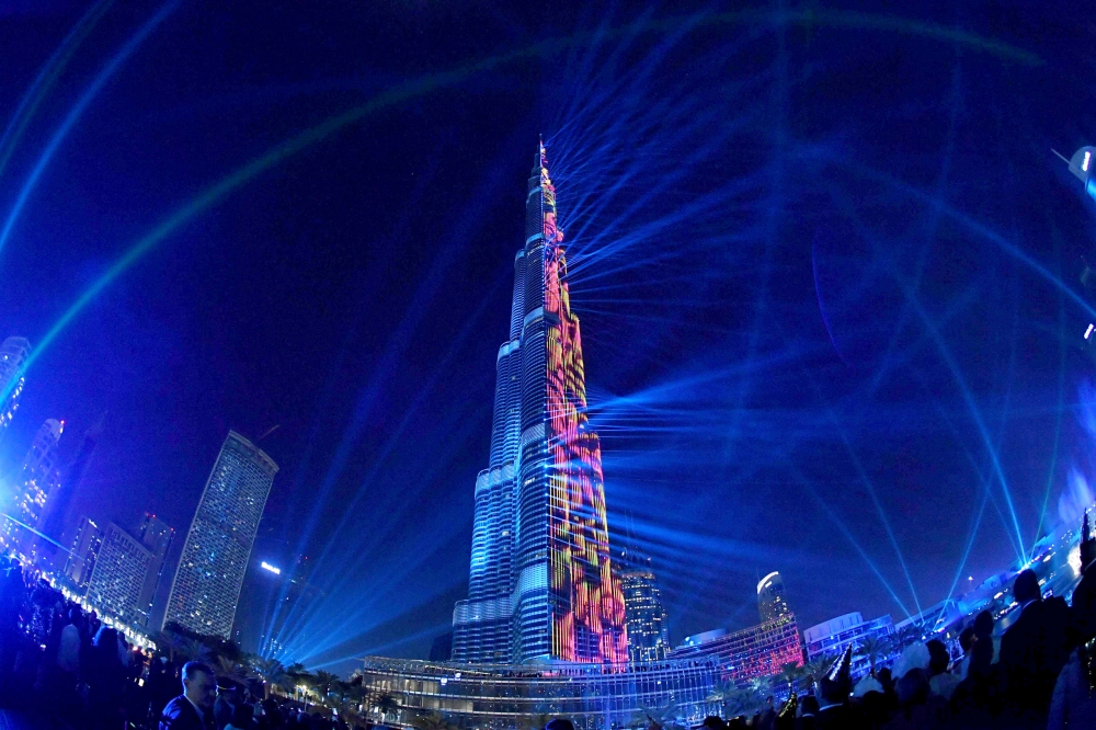 برج خليفة في دبي يدخل "غينيس" بـ "أكبر عرض صوتي وضوئي" - صحيفة الوطن