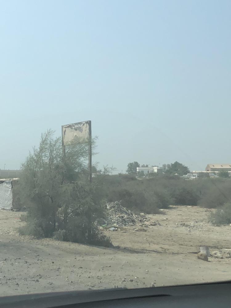 مخلفات بدمستان خلف لافتات تمنع إلقاءها | صحيفة الوطن