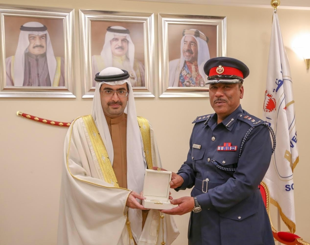 تقديرا لدورهم وتضحياتهم.. محافظ الجنوبية يكرم عدداً من رجال الدفاع ...